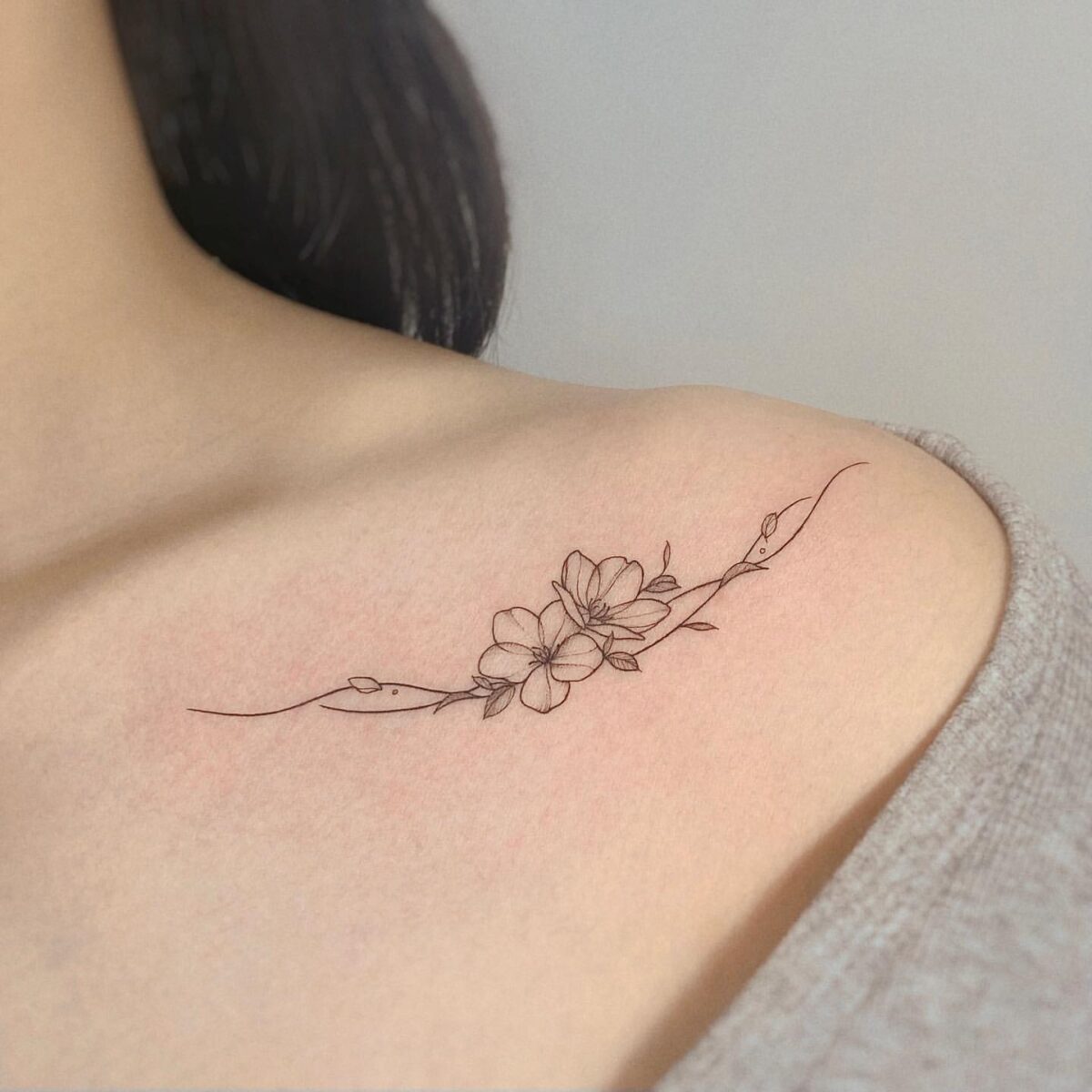 Collarbone Tattoo Ideas: Discover Minimalist Designs and Healing Tips ...
